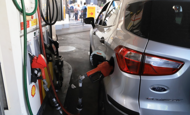 Axion y Shell aumentaron el precio de la nafta y el gasoil en todo el país - lareforma.com.ar