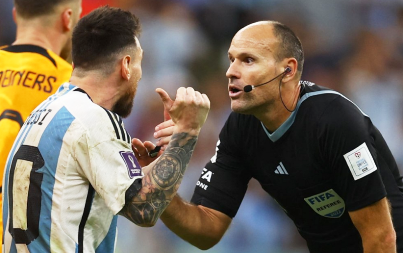 El árbitro del partido frente a Países Bajos rompió el silencio ante la ... El árbitro del partido frente a Países Bajos rompió el silencio ante la ...