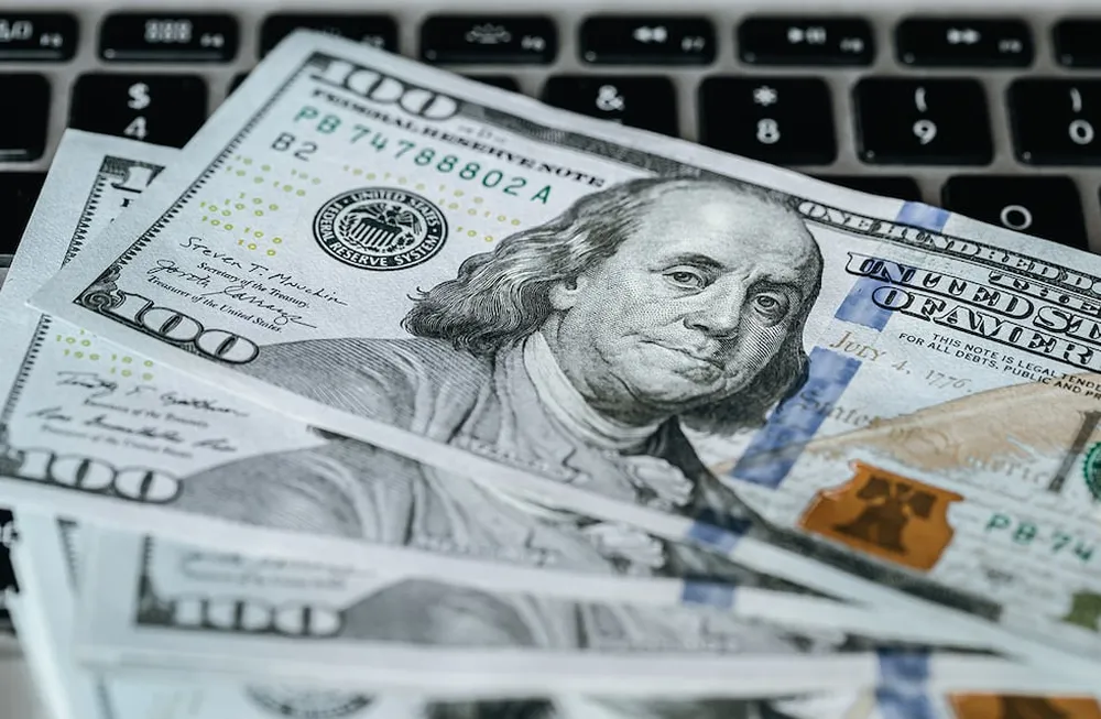 El dólar oficial cayó fuerte, pero el riesgo país volvió a superar los ...